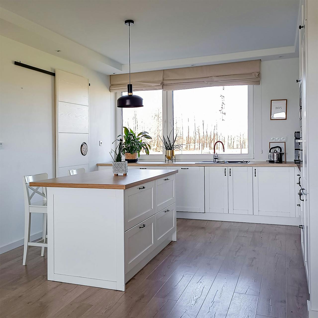 Küche mit Insel und Speisekammer, weiß und Holz | RENO Schiebetüren