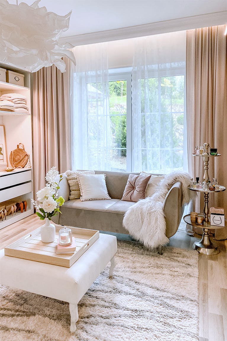 Walk-in wardrobe design in bright colors and classic style | RENO Doors ...