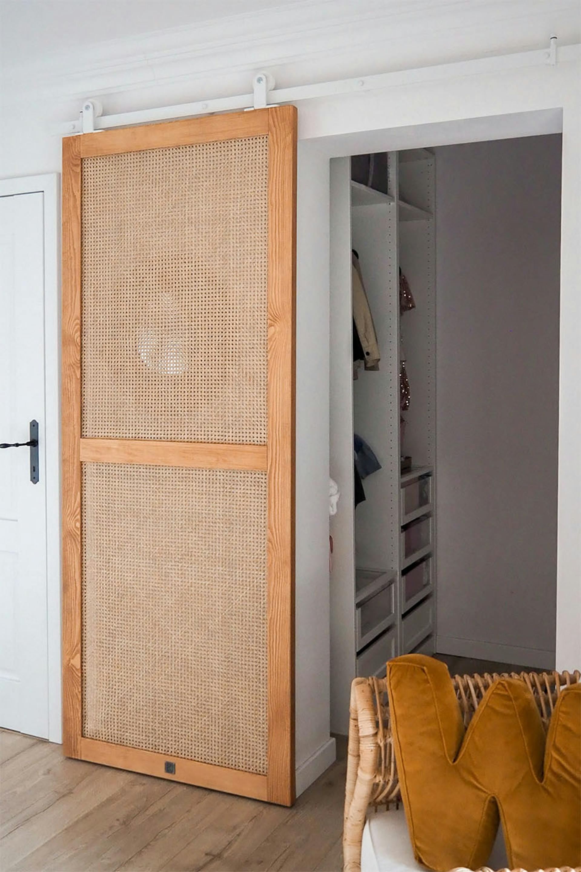 Porte de dressing coulissantes en rotin et bois massif | RENO portes ...