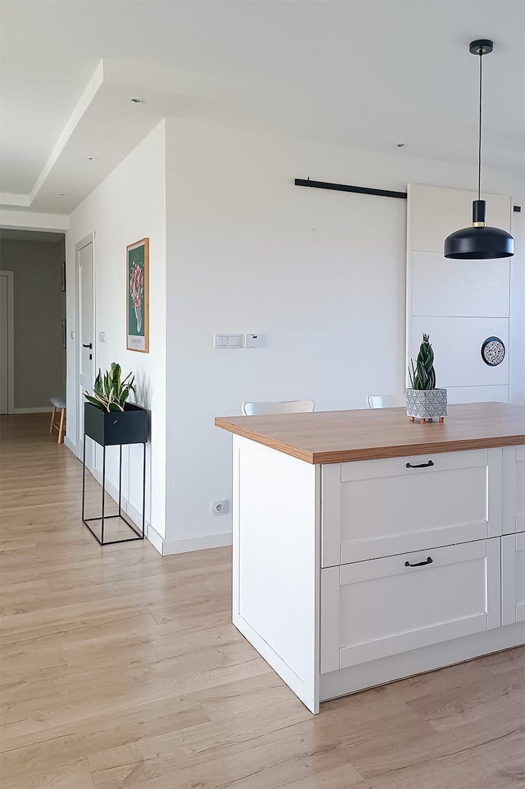 Küche mit Insel und Speisekammer, weiß und Holz | RENO Schiebetüren